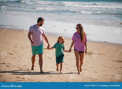 Padre Madre E Hijo Agarrados De La Mano Y Caminando Por La Playa