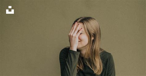 검은 긴 소매 셔츠와 파란색 데님 청바지를 입은 여자가 갈색 나무 의자에 앉아 있다 사진 Unsplash의 무료 여성 이미지