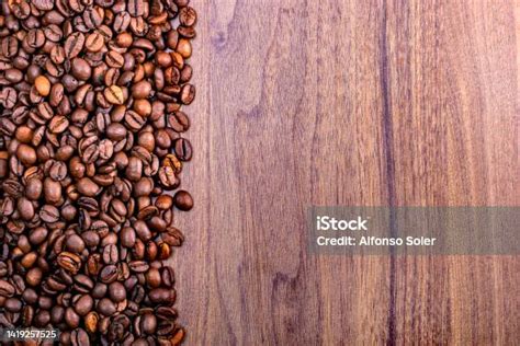 복사 공간이 많은 이미지 측면에 몇 가지 천연 커피 원두가 있습니다 국제 커피의 날 개념 10월 1일 10월에 대한 스톡 사진 및 기타 이미지 Istock