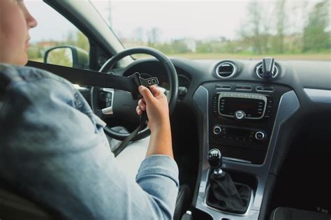 Mujer Conductora Abrocharse El Cinturón De Seguridad Antes De Conducir