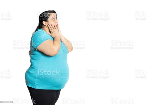 하얀 배경 위에 고립된 여유 공간을 보고 있는 놀란 과체중 인도 여성 분노에 대한 스톡 사진 및 기타 이미지 분노 비만증 40 44세 Istock