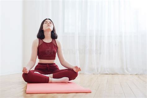 Chica Haciendo Yoga En El Suelo En Casa Imagen De Archivo Imagen De Adolescente Hembra