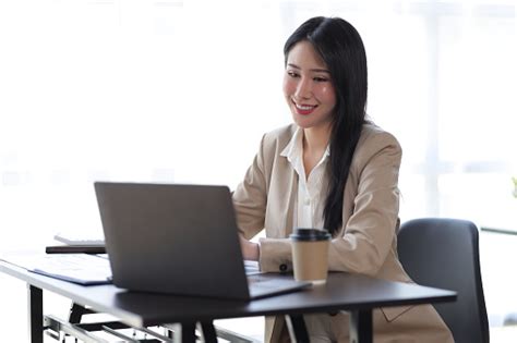매력적인 아름다운 아시아 비즈니스 여성은 사무실의 책상에서 노트북으로 작업합니다 25 29세에 대한 스톡 사진 및 기타 이미지 25 29세 감독 경영자 Istock