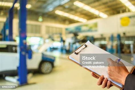 남자 검사 전문 자동차 서비스 자동차 엔진으로 딜러의 쇼 룸에서 자동차 자동차 이미지 확인 검사 중단 기술자에 대한 스톡 사진 및 기타 이미지 Istock