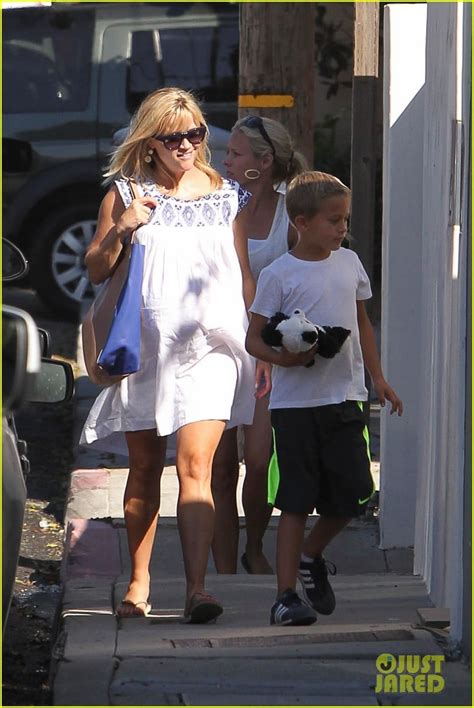 Reese Witherspoon Baby Bump At Malibu Beach House Photo