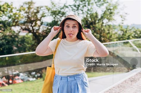 자연 배경 여름 시간 위에 토트 백을 가진 긍정적 인 쾌활한 소녀의 초상화 감정적 인 세련된 예쁜 젊은 힙스터 여자 튀어 나온 그녀의 혀 T 셔츠에 대한 스톡 사진 및 기타