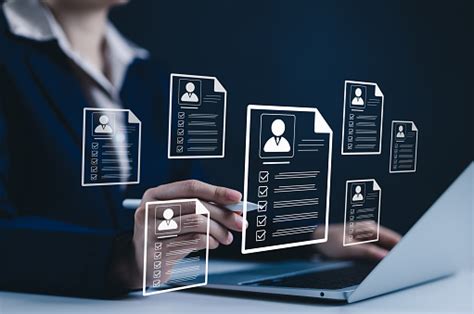 Hr 전문가의 디지털 이력서 심사 인사 관리자는 여러 이력서 또는 이력서를 온라인으로 평가하고 현대적인 채용 및 후보자 선발 프로세스를 수행합니다 기업 비즈니스를 위한