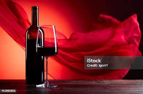 안경 하 고 빨간색 배경에 충고 와인 한 병 빨간색 투명 한 직물 빨라 바람에 0명에 대한 스톡 사진 및 기타 이미지 0명