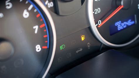 빈 연료 가스 게이지 대시 보드에 자동차 탱크 낮은 가솔린 미터 표시기 연료 자동차 게이지가 비어 있습니다 가솔린에 대한 스톡 사진 및 기타 이미지 Istock