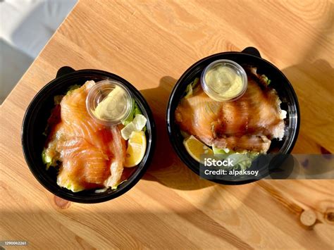 검은 색 플라스틱 그릇 용기와 겨자 소스 패키지에 연어 그라락스 샐러드를 가져 가라 그래블랙스에 대한 스톡 사진 및 기타 이미지