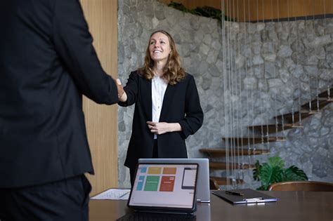 사무실 회의에서 악수하는 사업가 사업가와 사업가 간의 팀워크와 합의를 나타냅니다 2명에 대한 스톡 사진 및 기타 이미지 2명 Junts Pel Sí 경영자 Istock