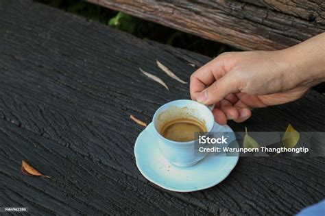 단풍이 있는 나무 테이블에 하얀 커피 컵을 들고 있다 아웃도어 라이프스타일 복사 공간이있는 다과 여름 음료 갈색에 대한 스톡 사진 및 기타 이미지 Istock