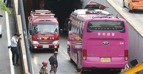 차량높이제한 시설물에 충돌한 관광버스