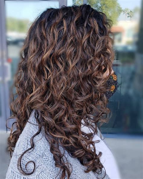 Curly Hair With Caramel Highlights Is 2025s Most Wanted Style