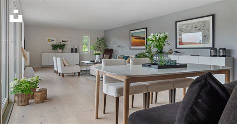 가구와 큰 창문으로 가득 찬 거실 사진 Unsplash의 무료 식당 이미지 가구와 큰 창문으로 가득 찬 거실 사진 Unsplash의 무료 식당 이미지