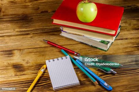 나무 책상에 책 메모장 펜 연필과 사과의 스택 학교 개념으로 돌아가기 0명에 대한 스톡 사진 및 기타 이미지 0명 개념 개인 장식품 Istock