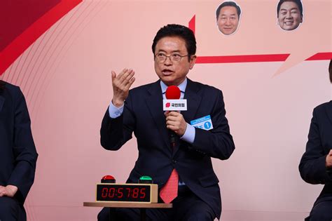 이철우 국민의힘 대선 경선 미디어데이에 참여했습니다 저는 B조로 속해 4월 20일 일 나경원 한동훈 홍준표 후보와 토론를 하게 되었습니다 지금 대한민국은