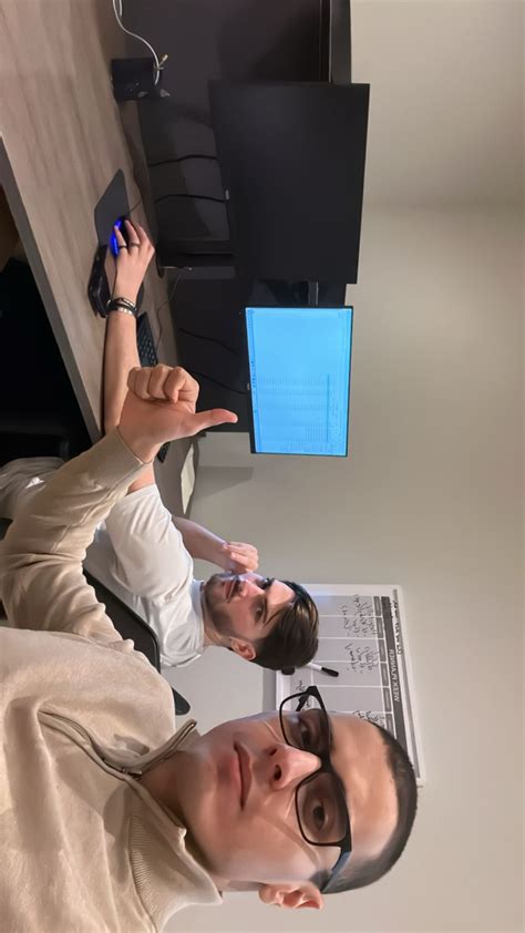 Ja Dit Zijn Micha En Ik… Micha Werkt Nu Al Bijna 7 Weken Vast Op