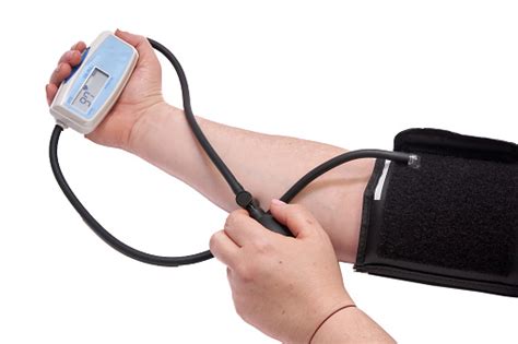 혈압의 자체 측정 및 제어 소형 디지털 안압계를 사용한 맥박수 건강관리와 의술에 대한 스톡 사진 및 기타 이미지 건강관리와 의술 동맥 맥박 추적 Istock
