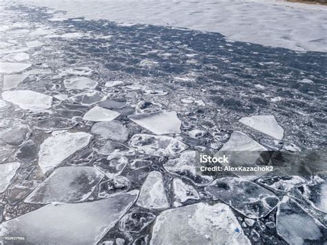 다른 모양 및 크기의 조각으로 깨진 얼음 질감의 항공 보기 0명에 대한 스톡 사진 및 기타 이미지 0명 겨울 경관 Istock