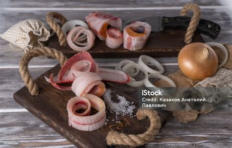 얇게 썬 냉동 생선 선택적 초점 나무 배경에 면도로 잘라 원시 냉동 물고기 스트로가니나 북부 요리의 주요 요리 중 하나 판자 물고기 건강한 식생활에 대한 스톡 사진 및 기타