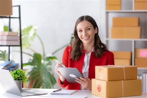 여성 전자 상거래 사업주는 고객 및 배송 확인 잔액을 위해 패키지 상자를 준비합니다 배달에 대한 스톡 사진 및 기타 이미지 배달 사무실 여성 Istock