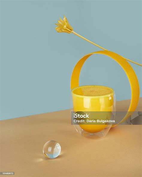 등각형 대각선 투영 블루와 베이지 색 배경에 말린 노란색 꽃이있는 유리에 심황이있는 황금 우유 건강한 천연 에너지 음료 정물 컨셉 심 황 라떼 세로 강황에 대한 스톡 사진