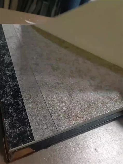 خرید و قیمت کاغذ دیواری سفید صدفی ، طوسی ، مشکی ، طرح پتینه شاین دار ، 100 درصد قابل شستشو از