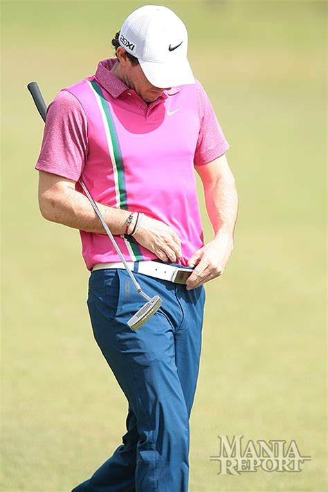 [포토] 옷 고쳐입는 로리 매킬로이 걸어가는 매킬로이