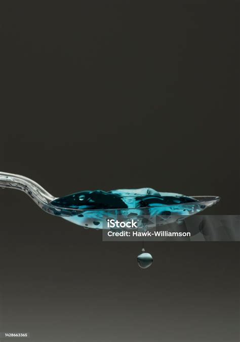 표면 장력과 물방울 스플래시 구조를 보여주는 고속으로 얼어 붙은 물방울이있는 마지막 숟가락 0명에 대한 스톡 사진 및 기타 이미지 0명 극도의 느린 동작 냉동된