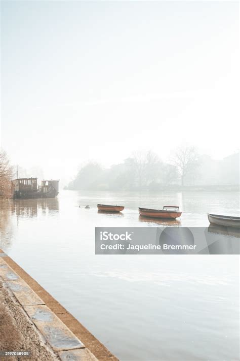 부드러운 아침 안개가 강을 뒤덮고 보트는 고요한 물을 따라 평화롭게 떠 있습니다 0명에 대한 스톡 사진 및 기타 이미지 0명 12월 강 Istock