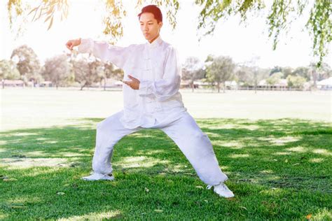 俊男练太极拳 包图企业站