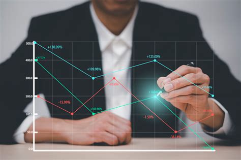 사업가는 미디어 스크린의 그래프 스크린 아이콘에 있는 그래프 주식 시장에 펜 터치라인 화살을 붙든다 투자 및 주식 시장 개념을 가진 기술 과정 체계 사업 지수에 대한 스톡