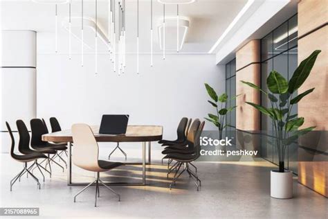 나무 테이블 디자이너 의자 펜던트 조명 식물 및 반사 벽 전문 작업 공간의 개념이있는 현대적인 회의실 인테리어 3d 렌더링 0명에 대한 스톡 사진 및 기타 이미지 Istock