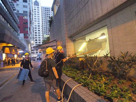 【修例风波】示威者轩尼诗道烧杂物 至少两湾仔站出口被人纵火 星岛日报