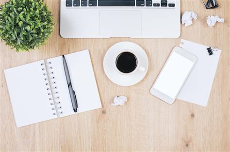 Premium Photo Messy Office Table