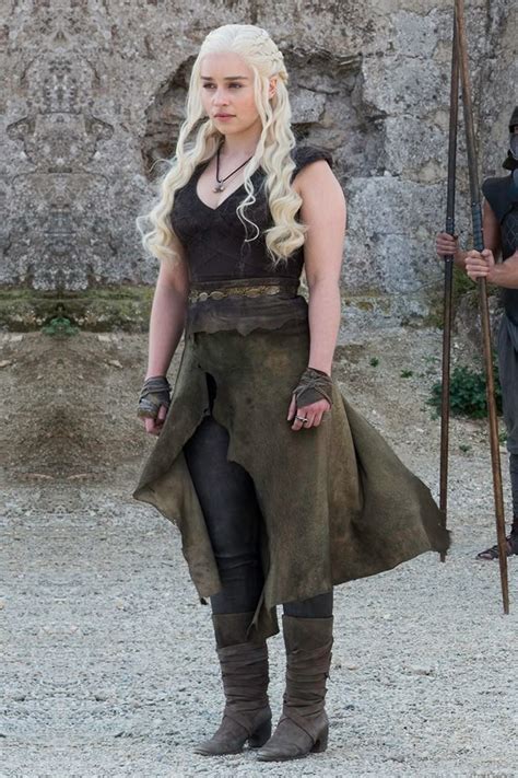 Эволюция костюмов Дейенерис Таргариен в сериале Игра престолов 7Королевств Наряды Модные