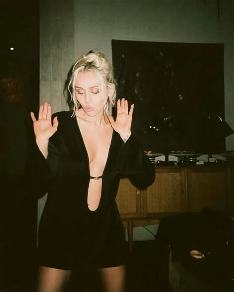 Hot Miley Cyrus Photos On The Internet Popmedley