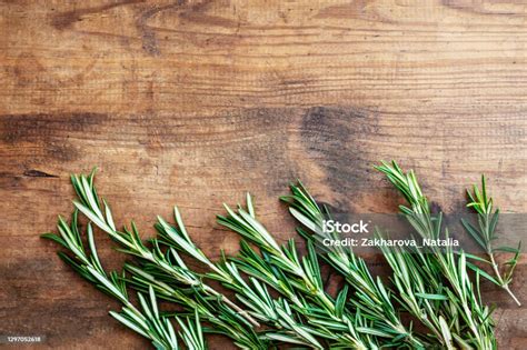 나무 판에 신선한 로즈마리 허브 복사 공간이 있는 상단 뷰 로즈마리 N 개체 그룹에 대한 스톡 사진 및 기타 이미지 개체 그룹 건강관리와 의술 건강한 식생활 Istock
