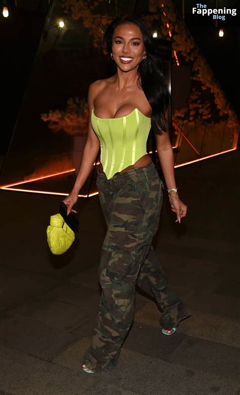 Arianna Ajtar Flaunts Nice Cleavage In Manchester 9 Photos