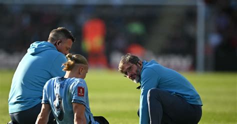 간신히 Fa컵 4강 오른 맨시티 홀란 부상에 울상…“목발 짚고 떠나”