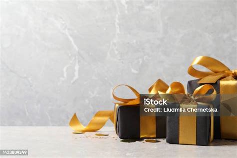 아름답게 포장 된 선물 상자와 흰색 테이블에 색종이 텍스트를위한 공간 0명에 대한 스톡 사진 및 기타 이미지 0명 검은색 공단 Istock