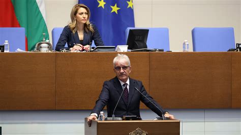 Спор в парламента заради изписването на „Демокрация права и свободи” и кабинетите на партиите