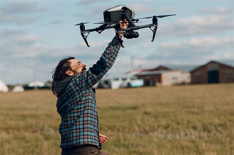 외부 필드에서 손에 쿼드 콥터 무인 항공기를 들고 남자 조종사 무인 항공기에 대한 스톡 사진 및 기타 이미지 무인 항공기 남자 남자들만 Istock