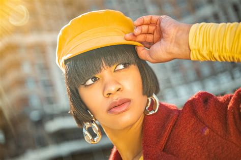 통 통 입술과 갈색 눈을 가진 아프리카계 미국인 잘생긴 여자 뉴스보이 모자에 대한 스톡 사진 및 기타 이미지 뉴스보이 모자 아프리카계 미국 민족 한 명의 여자만