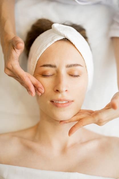 Premium Photo Woman Receiving Relaxing Facial Massage