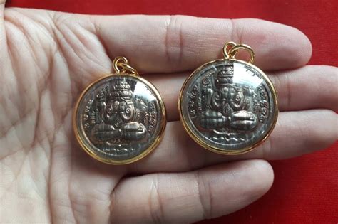 เหรียญ ปิดตาพังพะกาฬ รุ่นปกเกล้า เนื้อนวะโลหะ แก่ทองคำ พรายเงิน ปี2549 เลี่ยมกรอบกันน้ำ รับ