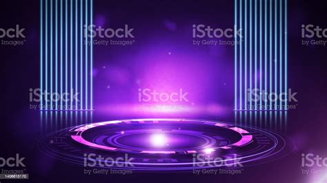 배경에 파란색 라인 네온 램프가있는 보라색 빈 장면과 어두운 방에서 디지털 링의 홀로그램이있는 분홍색 디지털 연단이 있습니다 0명에 대한 스톡 벡터 아트 및 기타 이미지