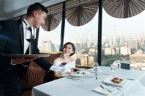 酒店服务员和顾客高清图片下载 正版图片507653091 摄图网