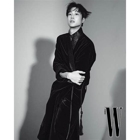 최근 생로랑 수석 디자이너가 팔로우 했다는 국내 남자 연예인 악플달면 쩌리쩌려버려 ＊여성시대＊ 차분한 20대들의 알흠다운 공간